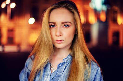 배경 화면 얼굴 여자들 모델 초상화 긴 머리 파란 눈 뷰어를보고 사진술 유행 사람 색깔 소녀 아름다움 미소 레이디 금발 헤어 스타일 인물