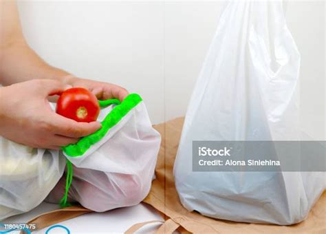 야채와 과일쇼핑용 비닐봉지와 에코 천연 재사용 토트백 재사용 가능한 것들과 일회용 플라스틱 제품의 거부에 찬성 의식선택의 개념 환경 보호철학 제로 웨스트 0에 대한 스톡