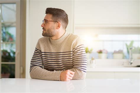 잘생긴 젊은이 입고 안경 집에서 자신감 미소와 자연 스러운 얼굴 프로필 포즈 긴장 측면을 찾고 가정 생활에 대한 스톡 사진 및 기타 이미지 Istock