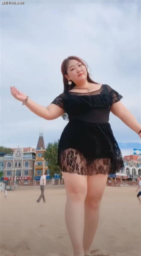 170斤胖女孩，来到沙滩上放飞自我 搜狐大视野 搜狐新闻