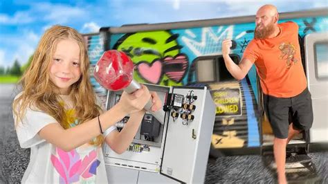 استیسی و بابایی با داستان همسایه خود را ملاقات میکنند