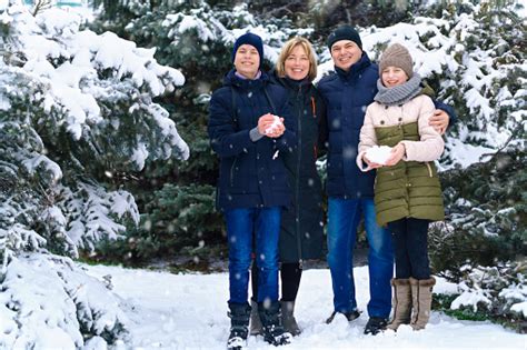 겨울 숲의 가족 초상화 부모와 자녀 밝은 눈 덮인 전나무 나무와 아름다운 자연 4 명에 대한 스톡 사진 및 기타 이미지 4 명 40 49세 가족 Istock