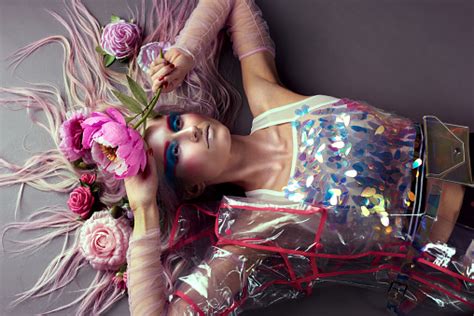 Biofuture 퐁파두르 스타일에 화려한 여자입니다 화려한 메이크업과 헤어스타일 패션 투명 비옷에 여성 드레스에 대한 스톡 사진 및 기타 이미지 Istock