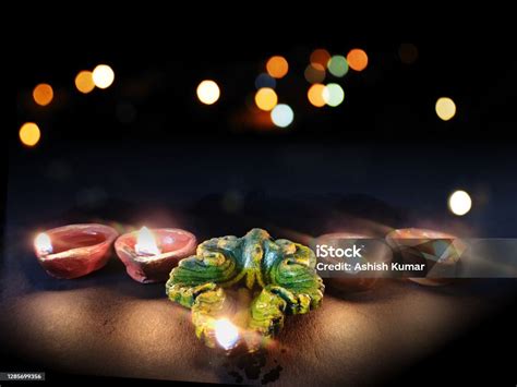 텍스트 해피 디왈리 축제 컨셉을위한 공간과 블랙 배경에 불타는 클레이 오일 다채로운 램프 디야 검정색 배경에 대한 스톡 사진 및 기타 이미지 Istock