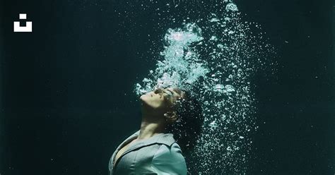 흑인과 백인 긴 소매 드레스에 여자 사진 Unsplash의 무료 수중 이미지