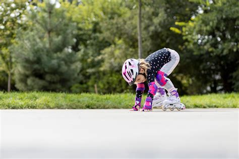 롤러 스케이트와 보호 장비를 착용 한 유아가 공원에 떨어진 후 일어 서십시오 인라인 스케이트에 대한 스톡 사진 및 기타 이미지 인라인 스케이트 4 5세 건강한 생활
