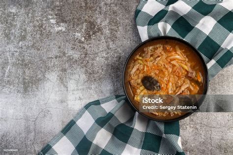 Shchi 어두운 배경의 그릇에 쇠고기와 소금에 절인 양배추를 곁들인 전통적인 러시아 양배추 수프 상단보기 평평한 누워 감자 요리에 대한 스톡 사진 및 기타 이미지 Istock