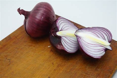 보라색 양파 2개 빨간 양파 1개 두 개의 반쪽으로 자른 나무 판 전경 격년제 초본 식물 황색 0명에 대한 스톡 사진 및 기타 이미지 Istock