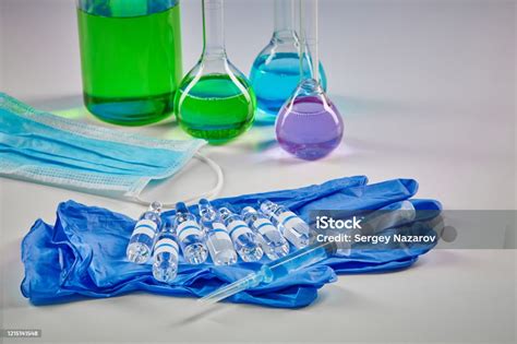 다채로운 화학 시약의료 플라스크 파란색 일회용 장갑에 일곱 모의 앰플과 주사기 흰색에 고립 마스크 코로나바이러스 0명에 대한 스톡 사진 및 기타 이미지 Istock