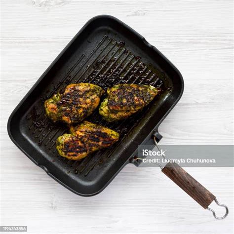 하얀 나무 표면 위에 구운 구이 팬에 치미추리 닭 가슴살을 구워 위에서 볼 수 있습니다 평면 누워 오버 헤드 위에서 근접 촬영 굽기에 대한 스톡 사진 및 기타 이미지