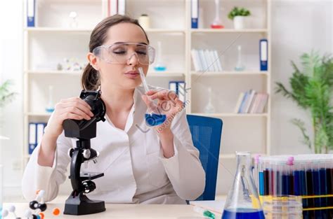 실험실에서 일하는 젊은 여성 화학자 사진 사진 무료 다운로드 Lovepik