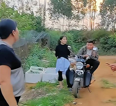 全红婵老家田园生活美好妈妈在果园闲聊哥哥坐摩托车上玩手机 训练 家庭 全红婵