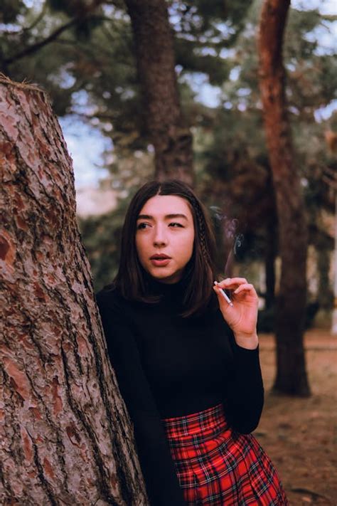 검은색 배경 긴 머리 담배 담배를 피우는 머리카락에 손을 대다 빨간 옷 수직 쐈어 얼굴 여성 초상화 패션 사진
