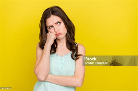 불행한 화가 난 부정적인 기분 숙녀의 사진은 노란색 배경에 고립 된 그녀의 문제에 대해 생각하는 빈 공간을 보입니다 갈색 머리에 대한 스톡 사진 및 기타 이미지 Istock