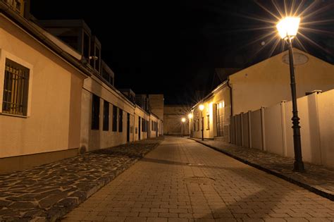 부활절 유럽 밤 도시 거리 포장 도로 골목 길 긴 노출 랜드 마크 사진 오래 된 건물과 랜 턴 전기 조명 여기 사람 0명에 대한 스톡 사진 및 기타 이미지 Istock