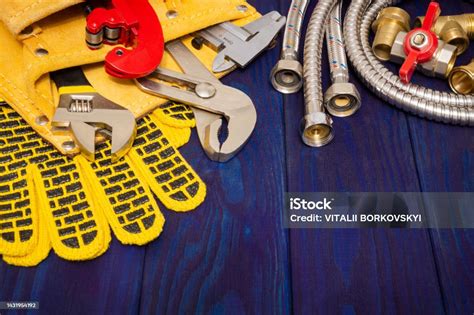노란색 가방의 배관 도구와 파란색 나무 보드의 예비 부품은 교체 또는 수리에 사용됩니다 가방에 대한 스톡 사진 및 기타 이미지 가방 공 스포츠 장비 금속 Istock