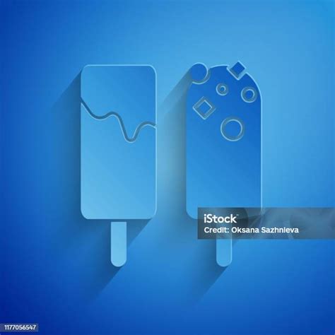 파란색 배경에 고립 된 종이 컷 아이스크림 아이콘 달콤한 기호입니다 종이 아트 스타일입니다 벡터 일러스트레이션 0명에 대한 스톡