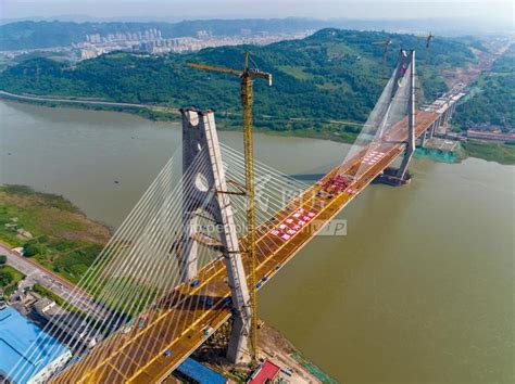 四川宜宾临港公铁两用长江大桥合龙 人民图片网