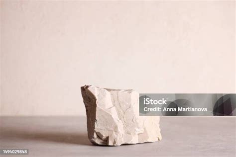 브랜딩 및 제품 프리젠테이션을 위한 최소한의 배경회색 배경에 제품 디스플레이를 위한 자연석복사 공간광고 및 판매 개념 0명에