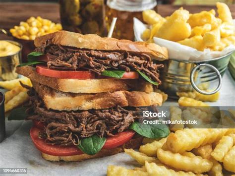 뽑아 바베 큐 토스트 감자 튀김 소스 옥수수 나무 쟁반에는 쇠고기 샌드위치 소고기에 대한 스톡 사진 및 기타 이미지 소고기