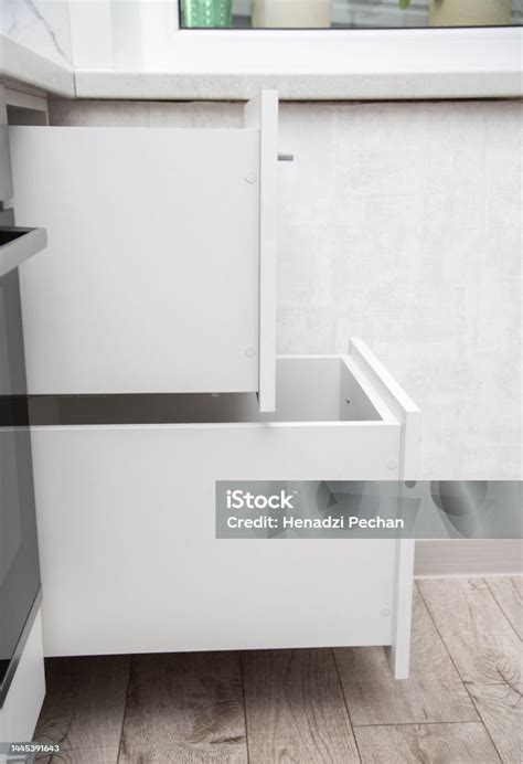 부엌에있는 현대 슬라이딩 서랍 시스템 주방 가구 생산 인체공학적 및 디자인 클로즈업 0명에 대한 스톡 사진 및 기타 이미지 0명 가구 규모 Istock