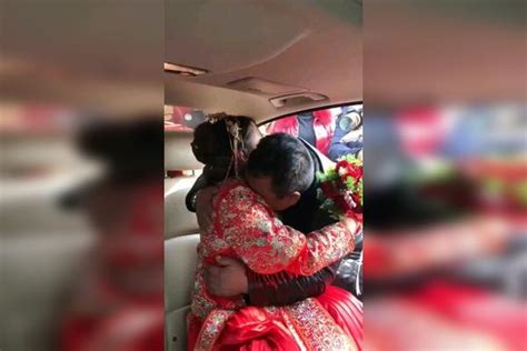 养了20多年的小棉袄今天被人带走了这种亲情是难以割舍的