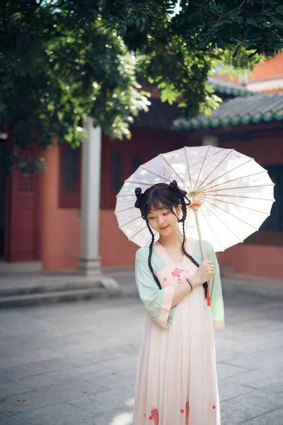 ⬇ Скачать картинки Girl With Fan стоковые фото Girl With Fan в хорошем качестве Depositphotos