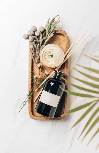 등나무 스틱이 달린 향기로운 홈 향수 우디와 꽃 향기가 나는 고급 아로마 오일 수직 평면도 사진 0명에 대한 스톡 사진 및 기타 이미지 Istock