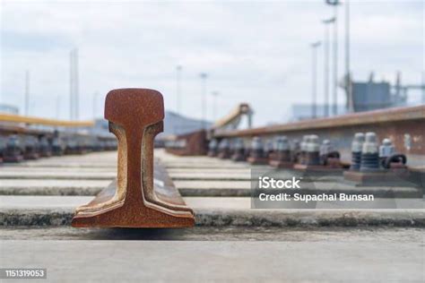 스카이 트레인의 콘크리트 슬 래 브 트랙이 있는 홀드 레일을 위한 레일 예비 부품 및 레일 패스너를 닫습니다 0명에 대한 스톡 사진 및 기타 이미지 Istock