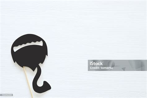 흰색 배경 위에 파티에 대 한 재미 있는 사진 부스 소품의 상위 뷰 이미지 Movember에 대한 스톡 사진 및 기타 이미지 Movember 개념 남자 Istock