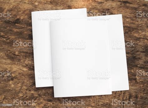 포스터 모형 종이 나무 배경에 고립 된 흰색 종이 빈 초상화 종이 A4 브로셔 잡지 신문은 배너 제품을 사용할 수 있습니다 비즈니스 질감 배경에 대 한 0명에 대한 스톡