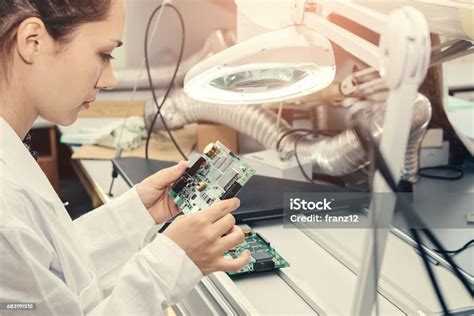 아름 다운 여성 컴퓨터 전문가 전문 기술자는 공장에 있는 실험실에서 보드 컴퓨터를 검사 문제 해결 기술 지원입니다 공학 제조 Stem 주제에 대한 스톡 사진 및 기타 이미지