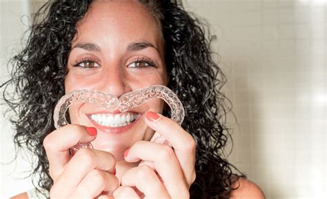 치과 교정을 위해 보이지 않는 실리콘 정렬기로 심장 모양을 만드는 젊은 미소 짓는 여성 치과 치료 모바일 치열 교정 구별하기 힘든에 대한 스톡 사진 및 기타 이미지 Istock