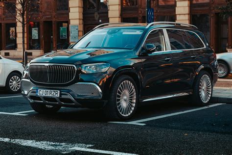 집 밖의 Suv 거리 검은색 검은색 외관 고급스러운 룩 고상한 교통 깨끗한 도금 도시 도시 배경 도시