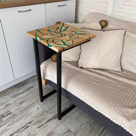 Приліжковий столик з натурального дерева та епоксидної смоли смарагд купити онлайн на Rozetka