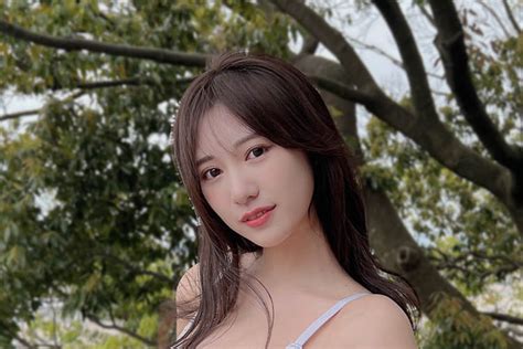 横野すみれ、ボンキュッボンなクール美女 グラッチェ
