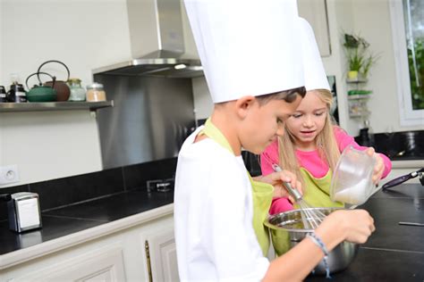 아름 다운 젊은 행복 한 아이 소년과 소녀 요리 하 고 집에서 부엌에서 케이크를 굽고 2명에 대한 스톡 사진 및 기타 이미지 2명 가정 생활 가정 주방 Istock