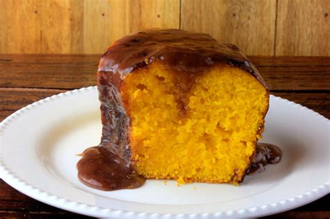 소박한 나무 테이블에 흰색 세라믹 플레이트에 초콜릿 코팅 당근 케이크의 슬라이스 근접 촬영 갈색에 대한 스톡 사진 및 기타 이미지 Istock