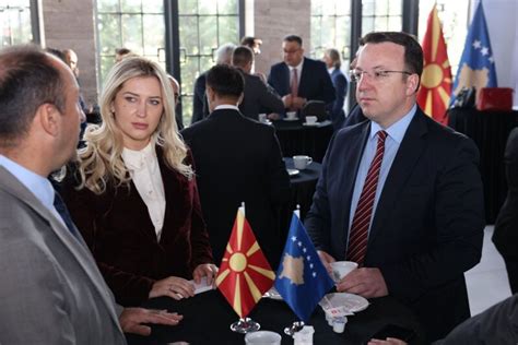 Патното и железничкото поврзување во фокус на билатералната средба меѓу Николоски и косовскиот