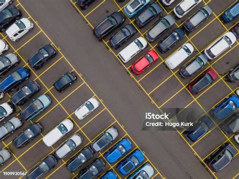 배송을 기다리는 많은 주차 차량의 평면도 항공 드론 뷰가 구조화되어 있습니다 0명에 대한 스톡 사진 및 기타 이미지 0명