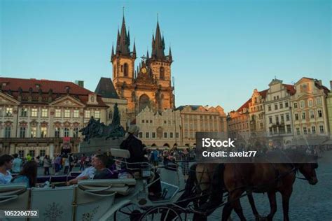 말이 끄는 마차 타고 도시의 역사적인 센터를 통해 관광객을 거리에 대한 스톡 사진 및 기타 이미지 거리 건물 외관 건축 Istock
