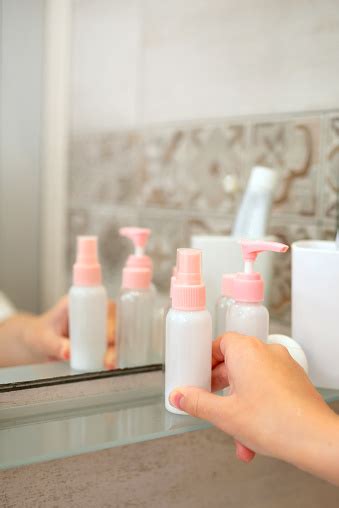 손은 욕실에서 화장품 병을 들고 있습니다 닫고 공간을 복사하십시오 건강 및 스킨 케어 개념 가정 생활에 대한 스톡 사진 및 기타 이미지 Istock