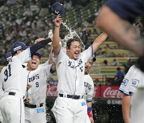 【西武】高橋光成、2戦連続完封でウオーターシャワー「これからちょっと流行るんじゃないかな」 プロ野球写真ニュース 日刊スポーツ