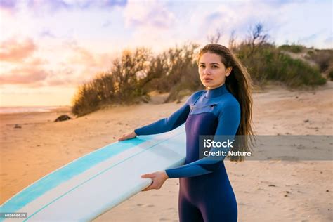 일몰 또는 일출에 해변에서 서핑 보드를 들고 긴 머리와 아름다운 서핑 소녀 서퍼와 바다 가냘픈에 대한 스톡 사진 및 기타 이미지 가냘픈 건강한 생활방식 관능 Istock