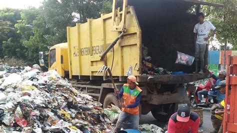 Truk Pengangkut Sampah Rusak Sampah Menumpuk Di Pasar Atas Baru