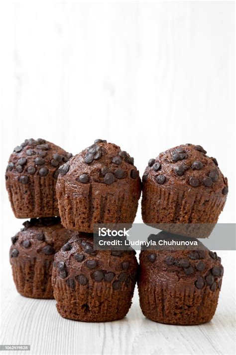 흰색 나무 배경 측면 보기 위에 초콜릿 머핀 근접 촬영입니다 머핀에 대한 스톡 사진 및 기타 이미지 머핀 초콜릿 측면 보기 Istock