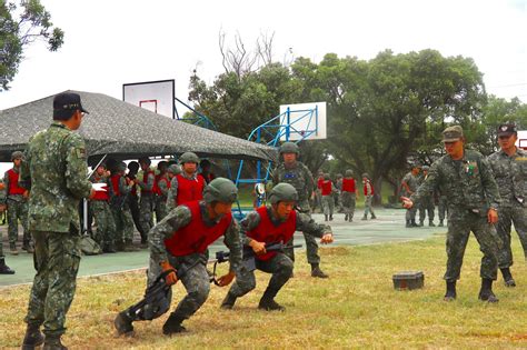 中華民國陸軍 584旅砲兵營砲三連於日前接受司令部體能戰技鑑測，以驗證平日駐地訓練成效；受測當日每位官兵弟兄姊妹