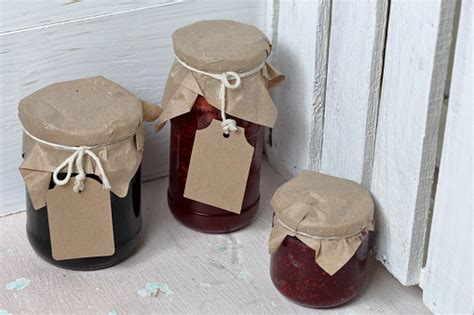 잼 항아리 종이로 덮여 꼬기로 묶여 끈에 공예 라벨을 걸어 나무 보드의 배경에 건강한 식생활에 대한 스톡 사진 및 기타 이미지 건강한 식생활 공예 과일 Istock