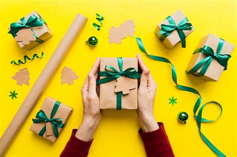 선물 상자를 들고 휴일 탑 뷰 크리스마스와 새해 개념을 위한 깜짝 선물을 준비하는 여자 손 12월에 대한 스톡 사진 및 기타 이미지 Istock