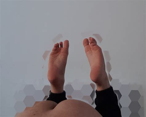 تاپیک مخصوص فوت فتیش ها 🦶 کلی عکس از پاهام گذاشتم همراه با عکس کونم 🍑🍑